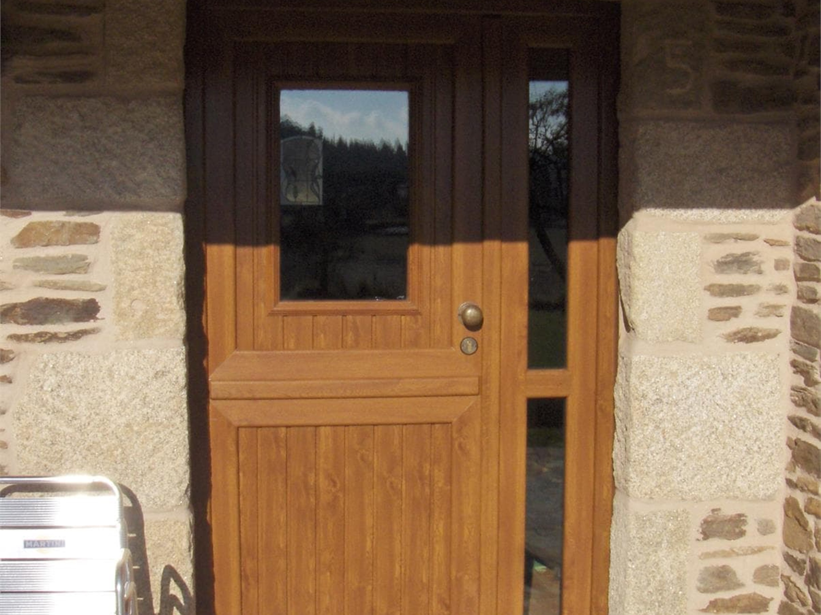 PUERTAS DE POSTIGO (Instalación de puertas y ventanas)