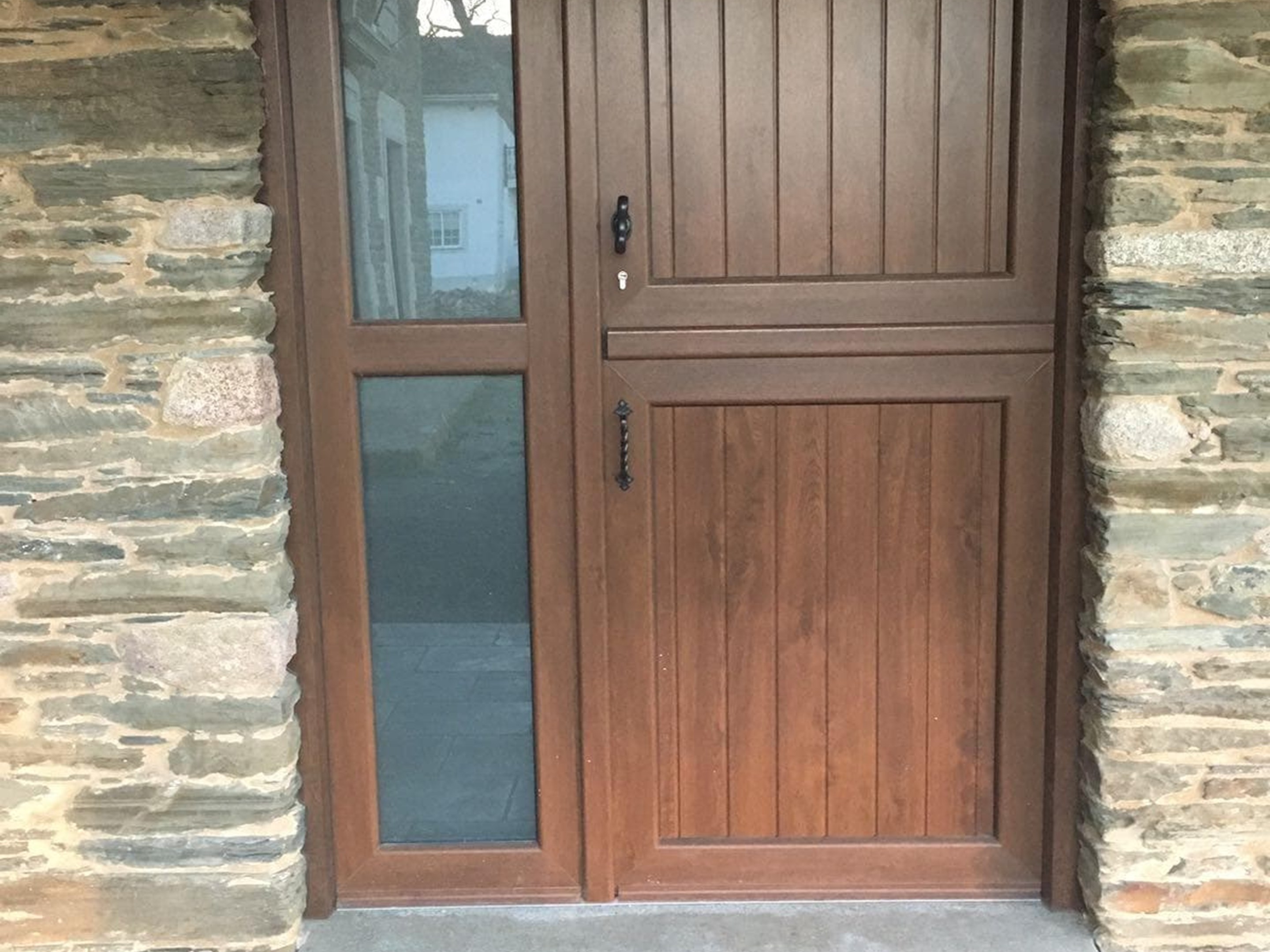 PUERTAS DE POSTIGO (Instalación de puertas y ventanas)