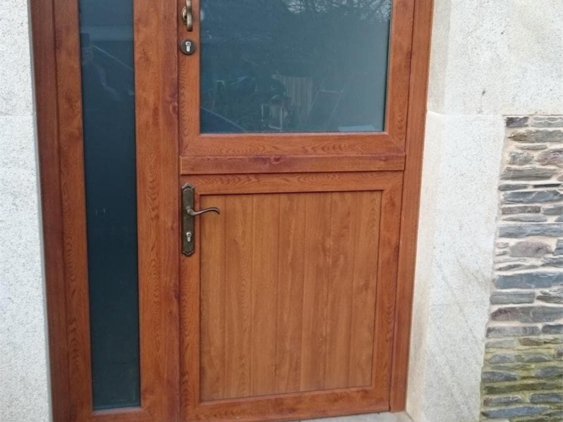 PUERTAS DE POSTIGO (Instalación de puertas y ventanas)