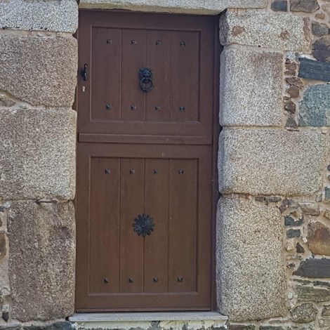 PUERTAS DE POSTIGO (Instalación de puertas y ventanas)