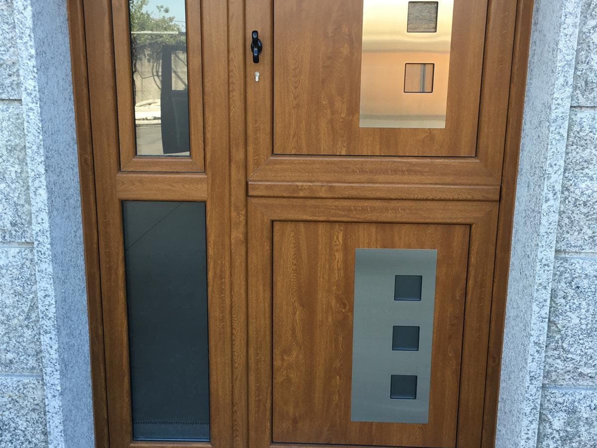 PUERTAS DE POSTIGO (Instalación de puertas y ventanas)