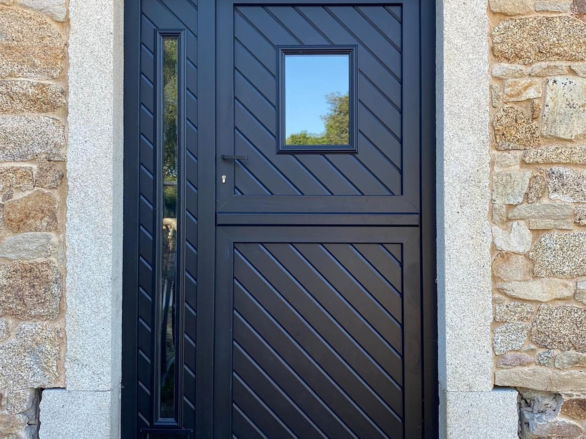 PUERTAS DE POSTIGO (Instalación de puertas y ventanas)