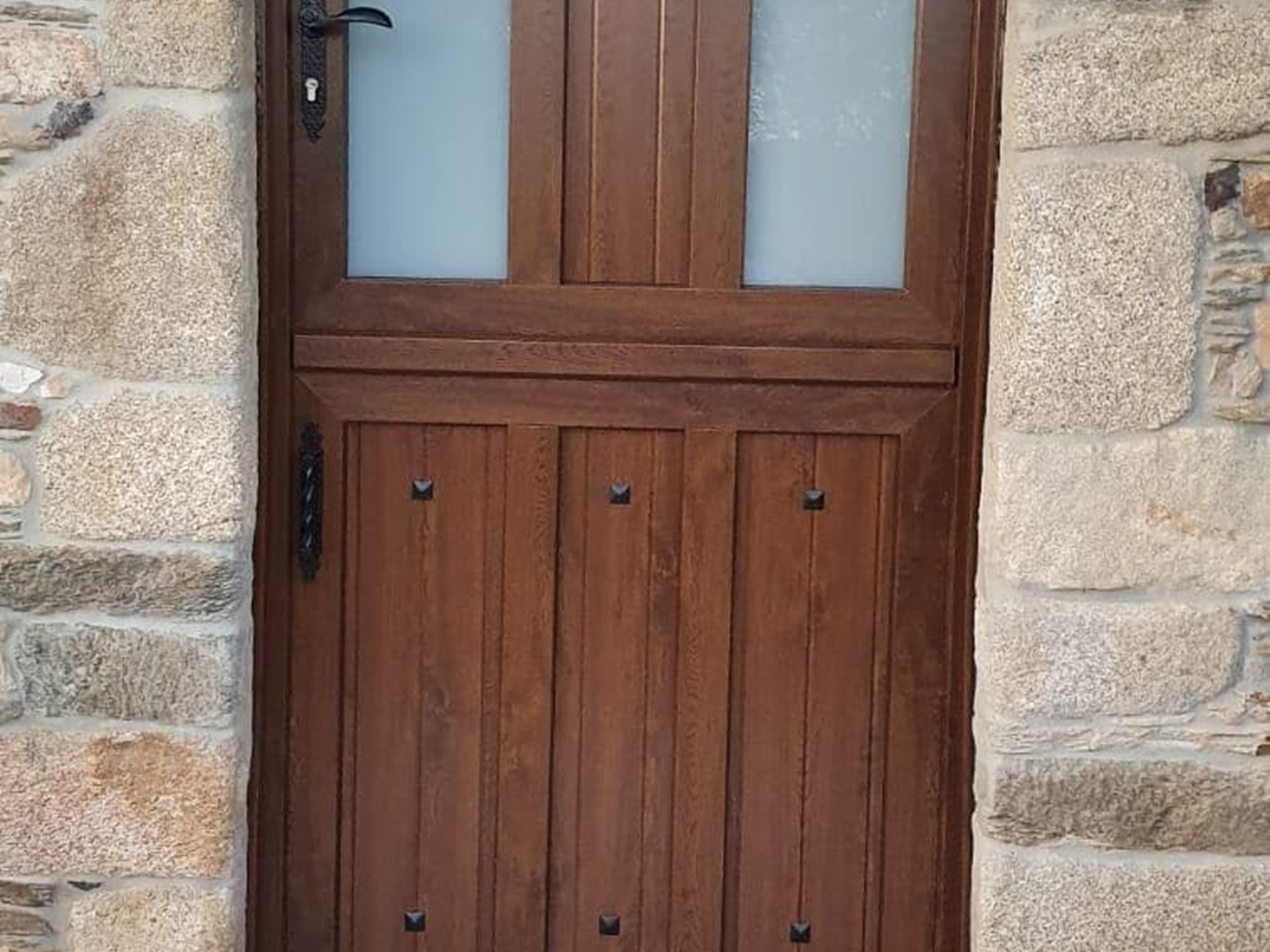 PUERTAS DE POSTIGO (Instalación de puertas y ventanas)