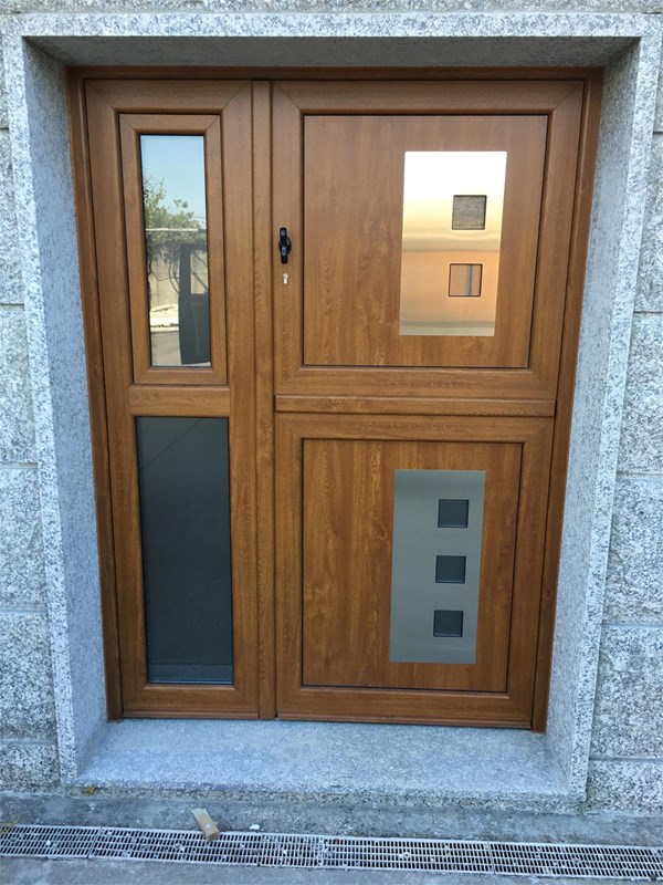 PUERTAS DE POSTIGO (Instalación de puertas y ventanas)